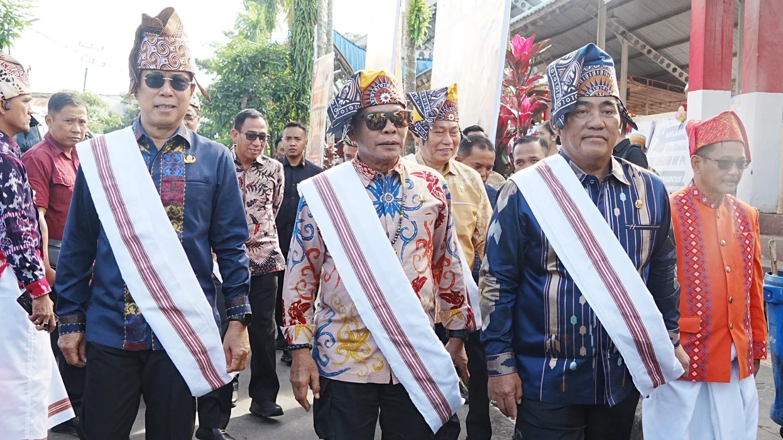 Kenakan Batik Daerah, Gubernur Kenalkan Budaya Kaltara di Karnaval The Legend of Pongtiku II ...