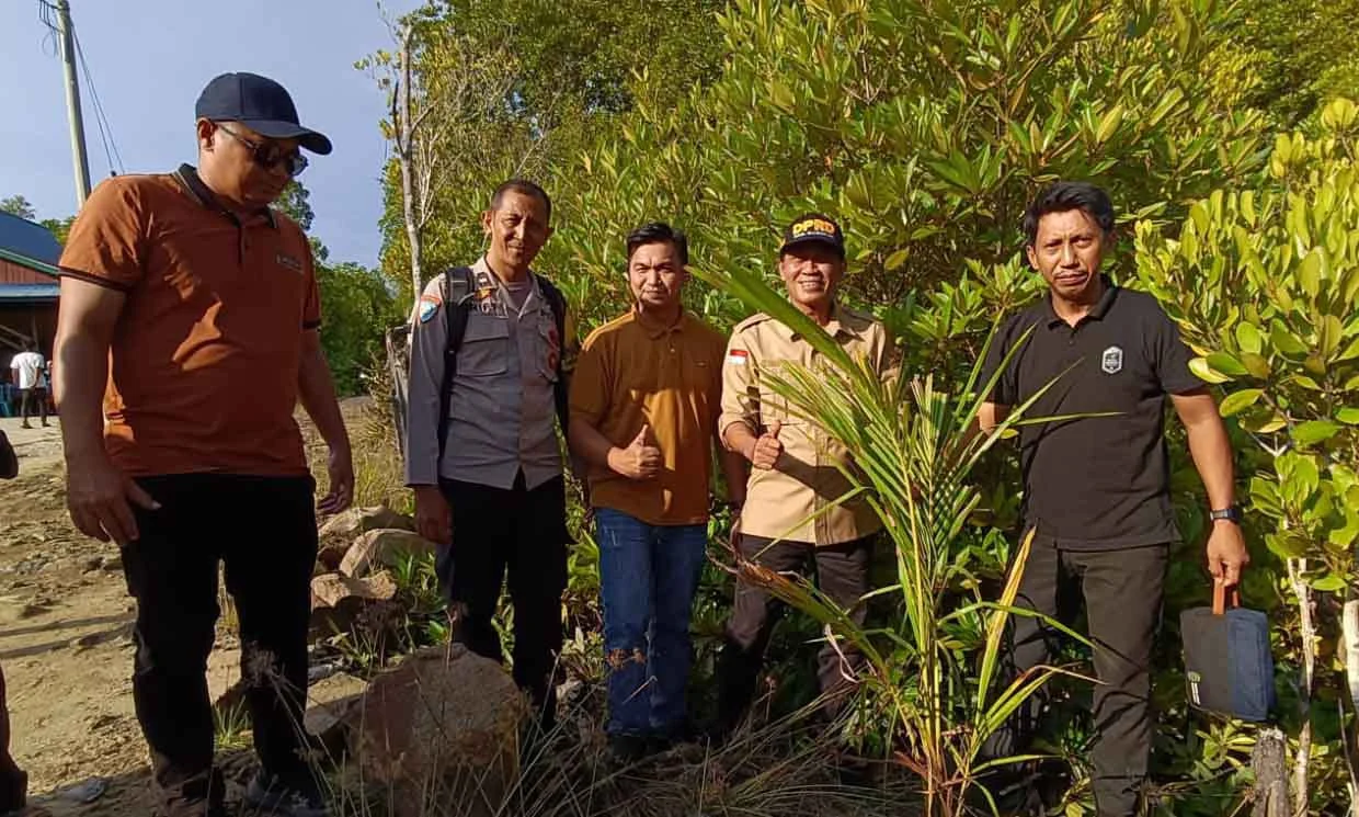 Anggota DPRD Nunukan Muhammad Mansur bersama perangkat desa menanam tunas kelapa di kawasan ...